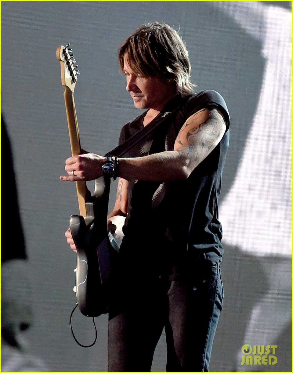 Keith Urban's Performance Opens ACM Awards 2015! (Video): Photo 3351045 ...
