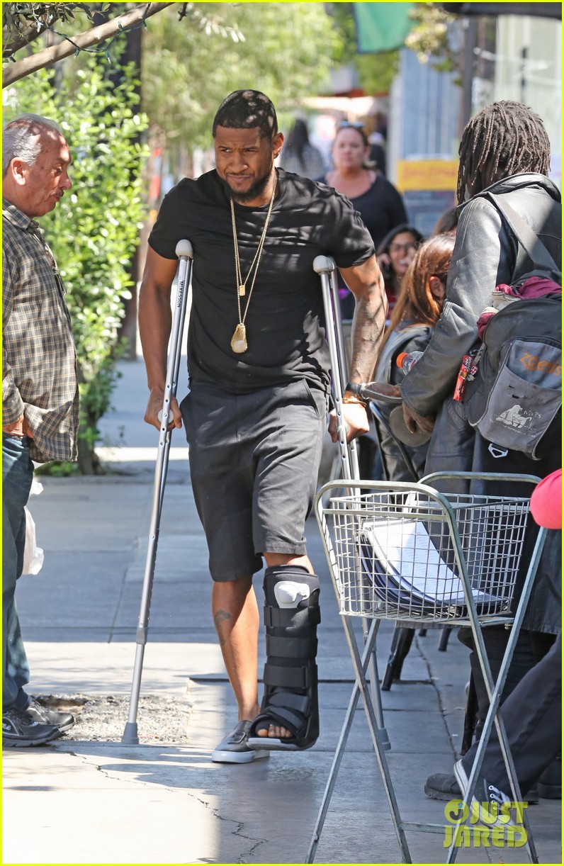 Usher Is Shirtless & Bored After His Foot Surgery: Photo 3341263 ...