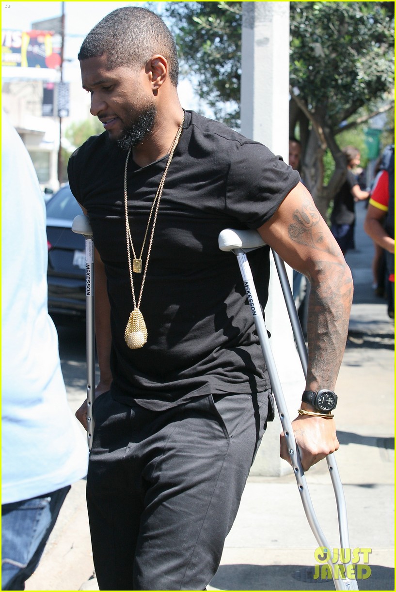 Usher Is Shirtless & Bored After His Foot Surgery: Photo 3341264 ...