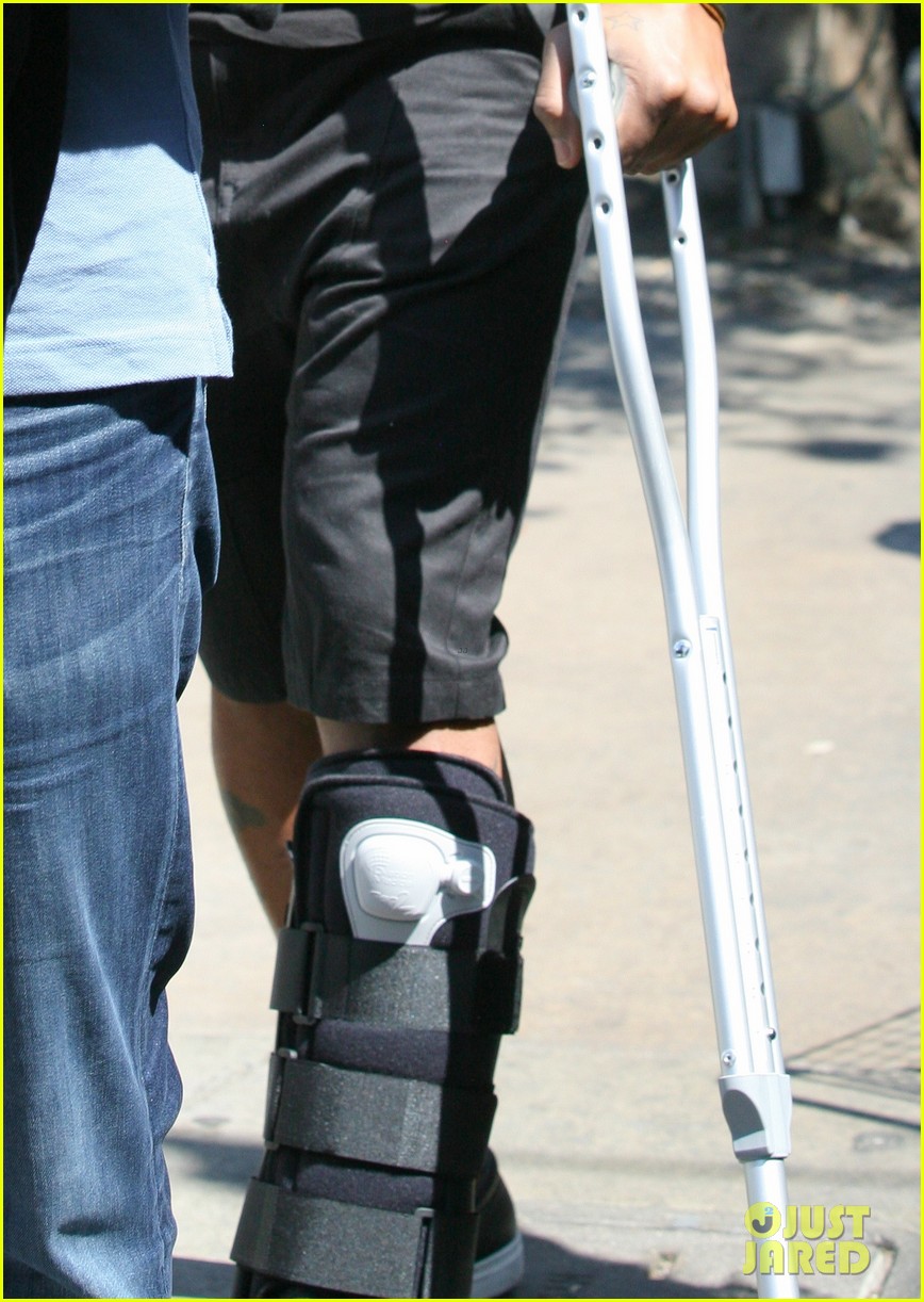 Usher Is Shirtless & Bored After His Foot Surgery: Photo 3341265 ...