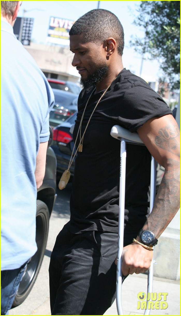 Usher Is Shirtless & Bored After His Foot Surgery: Photo 3341267 ...