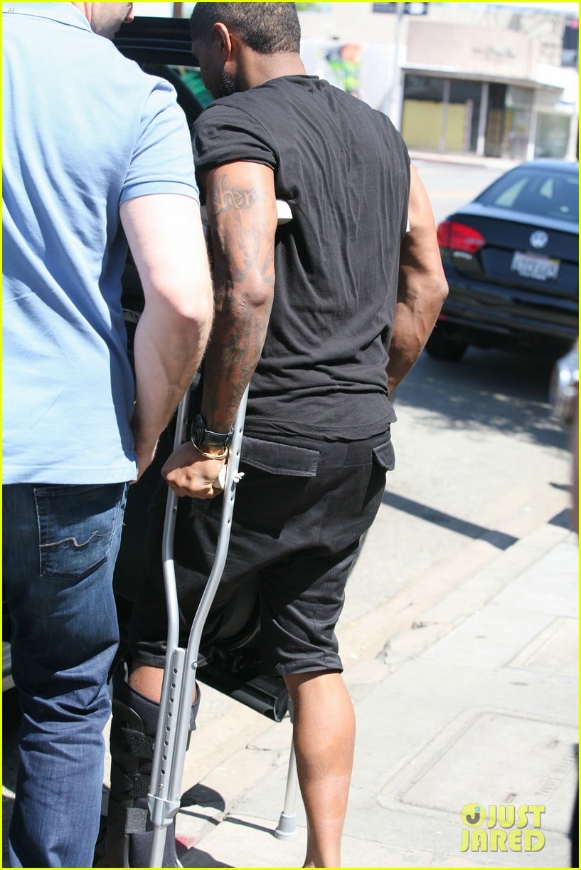 Usher Is Shirtless & Bored After His Foot Surgery: Photo 3341268 ...