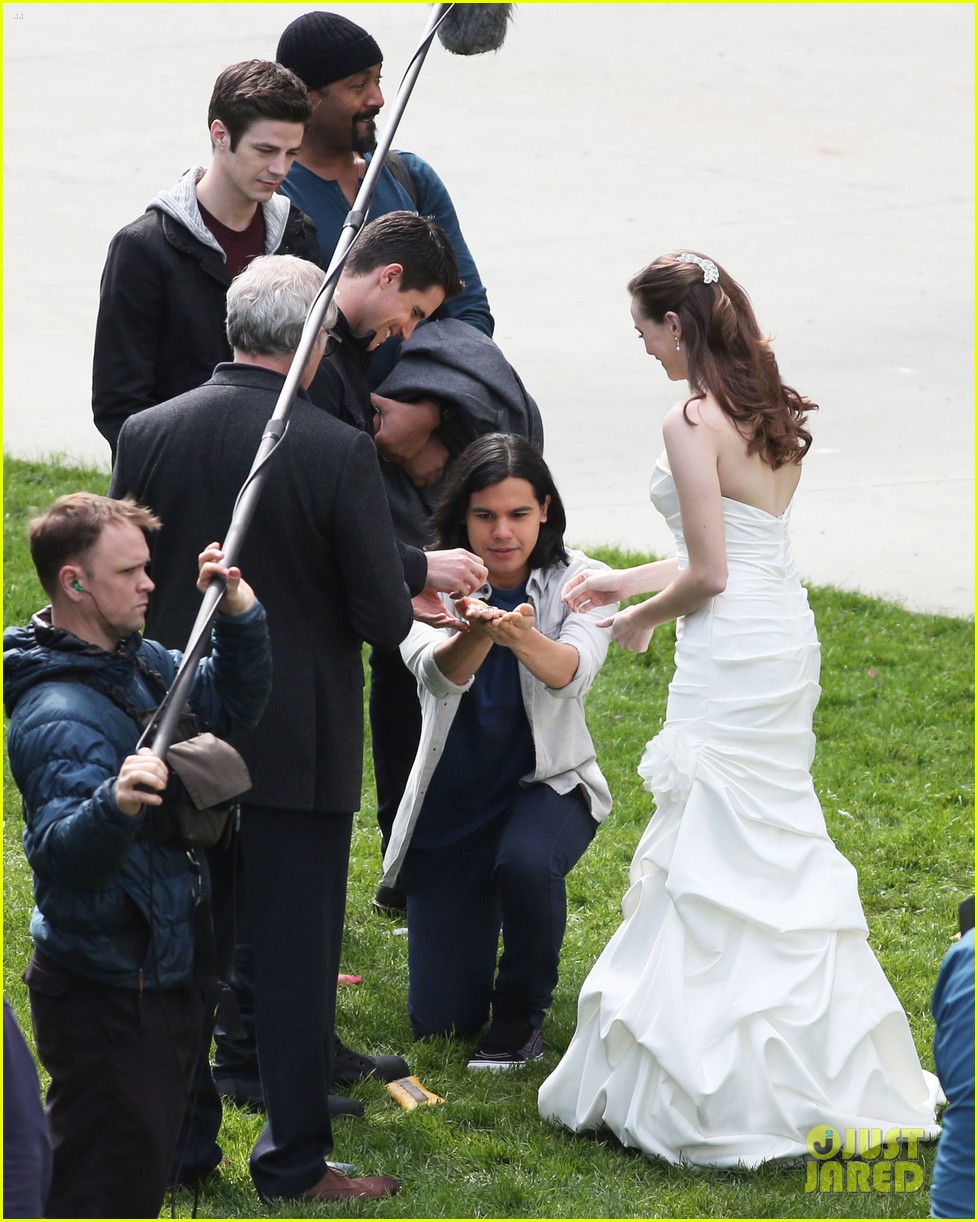 Victor Garber Attends [SPOILER]'s Wedding On 'The Flash': Photo 3339327 ...