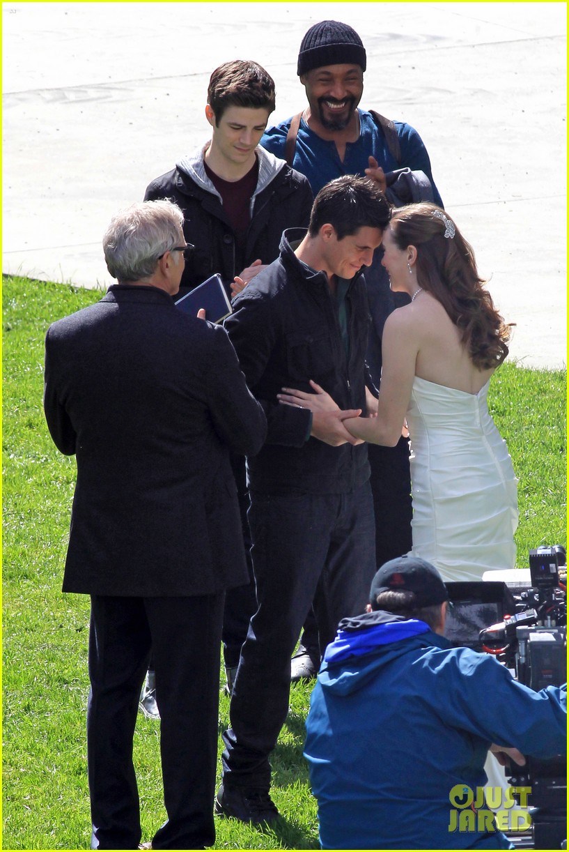 Victor Garber Attends [SPOILER]'s Wedding On 'The Flash': Photo 3339334 ...