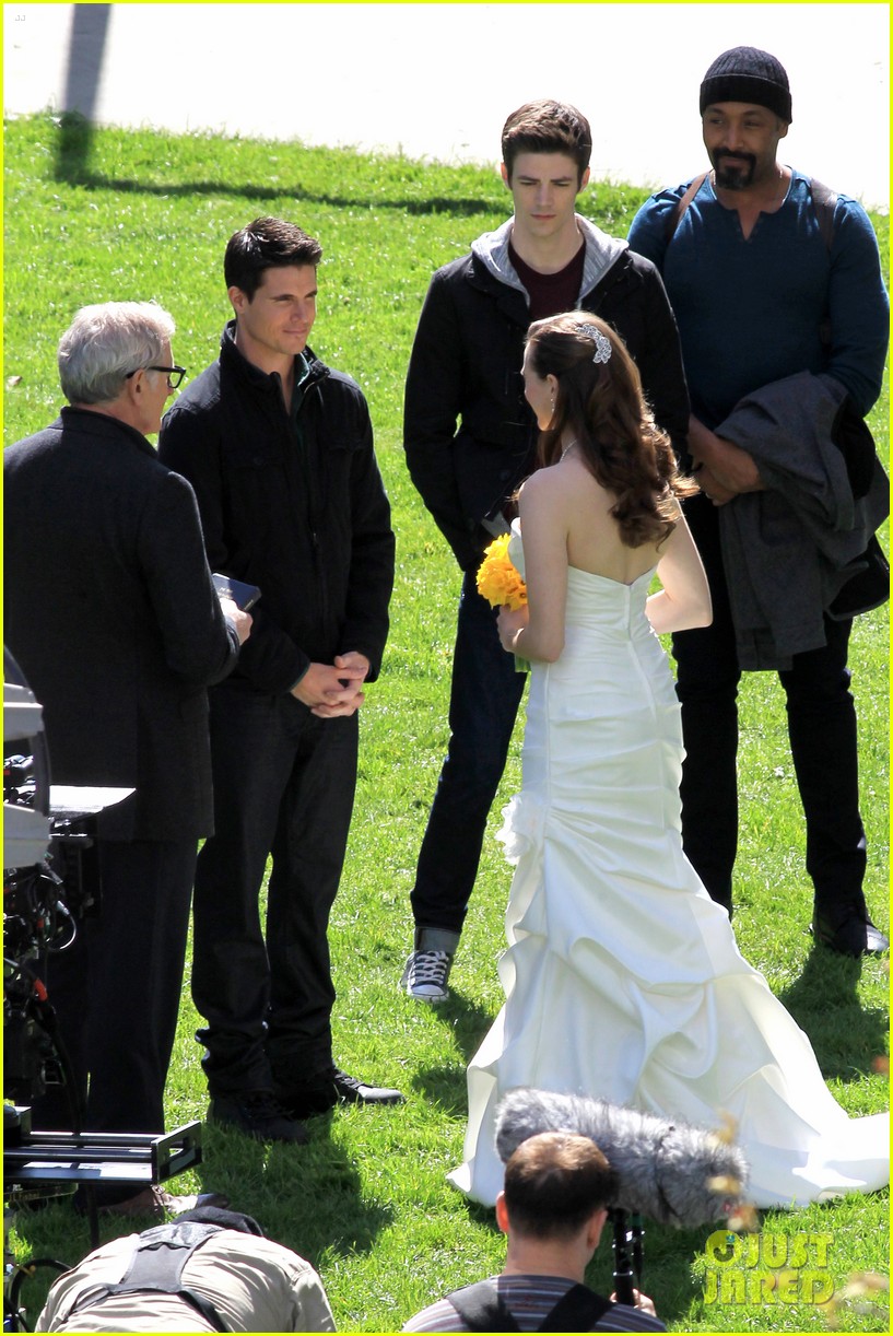Victor Garber Attends [SPOILER]'s Wedding On 'The Flash': Photo 3339337 ...