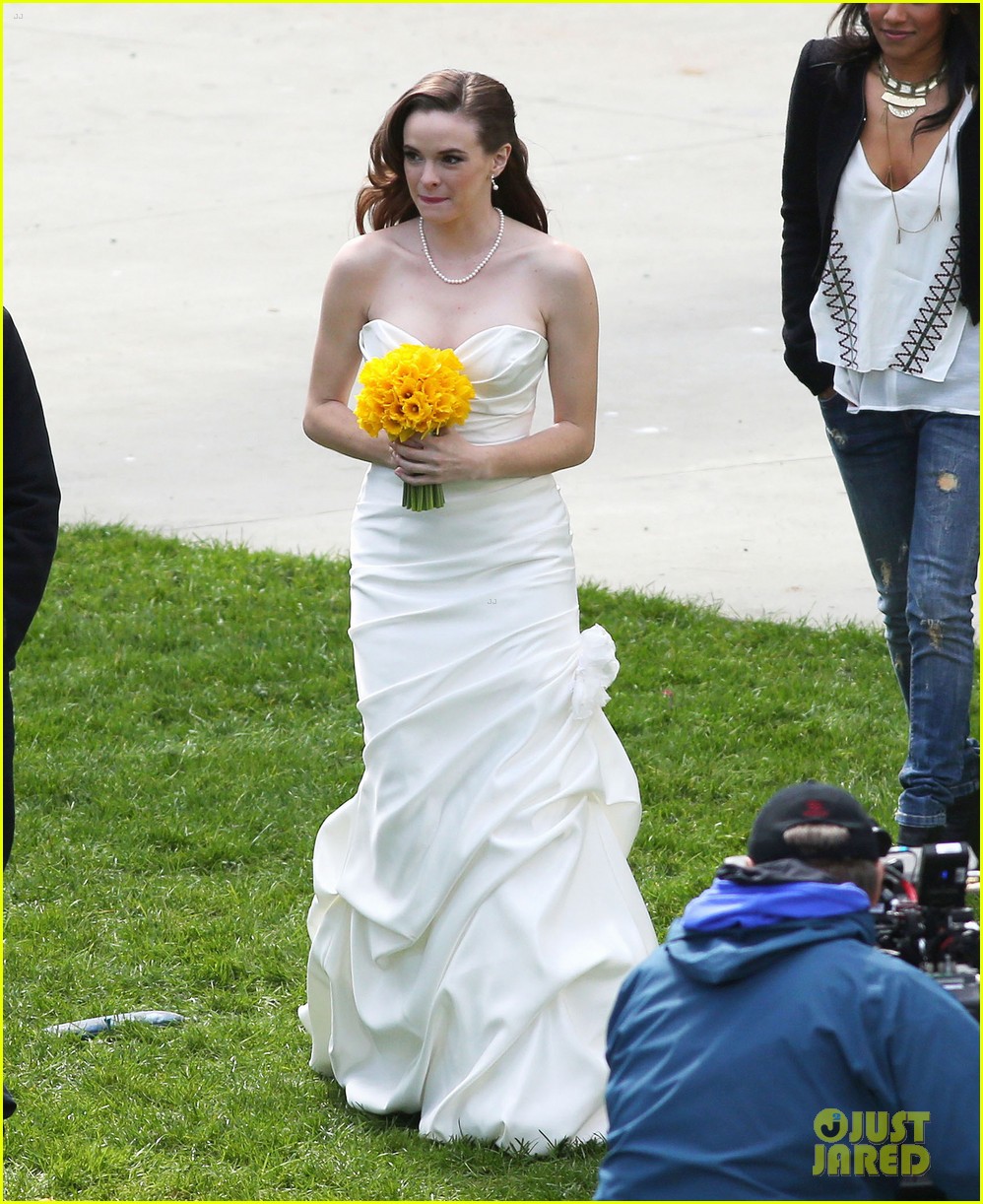 Victor Garber Attends [SPOILER]'s Wedding On 'The Flash': Photo 3339338 ...