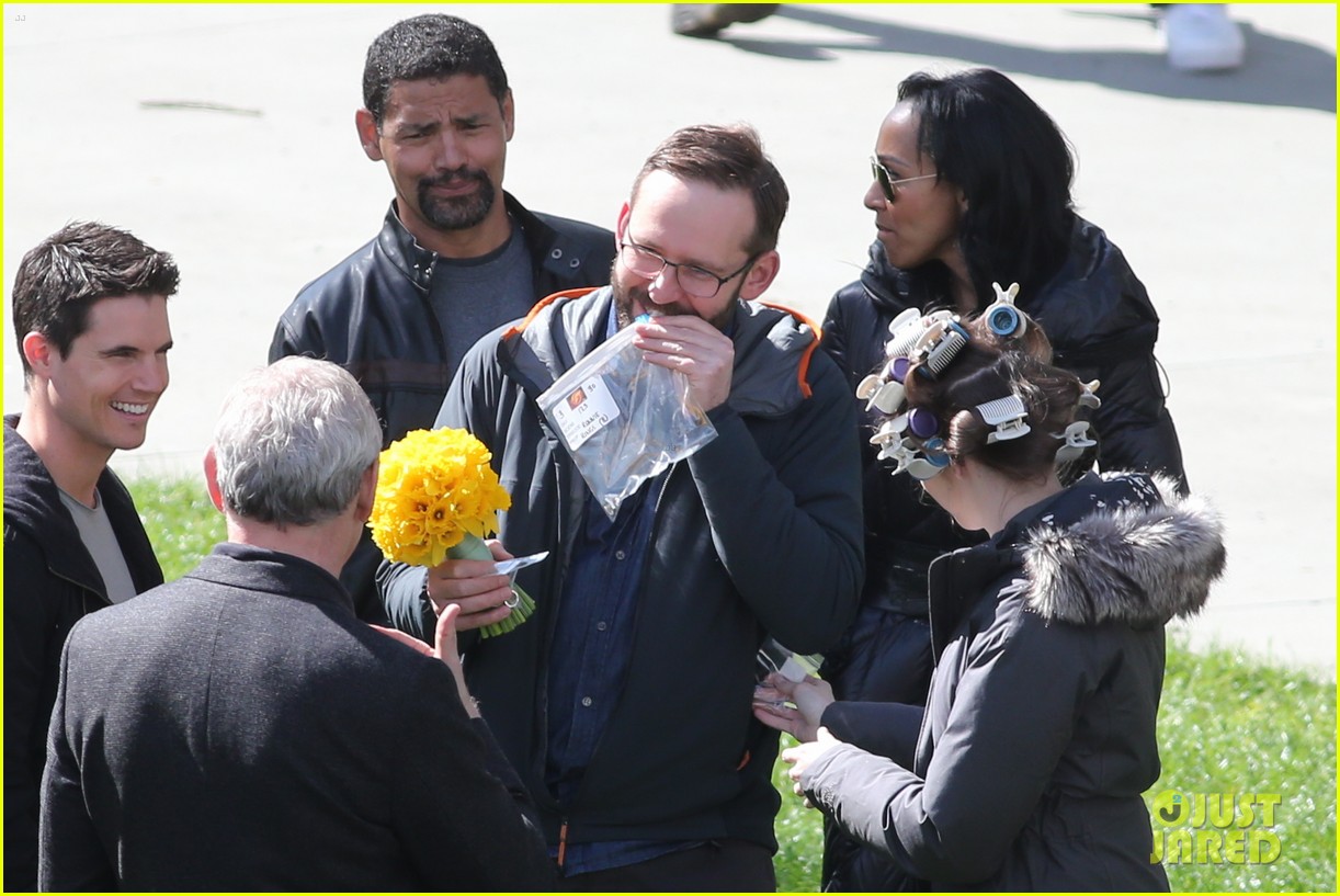 Victor Garber Attends [SPOILER]'s Wedding On 'The Flash': Photo 3339339 ...