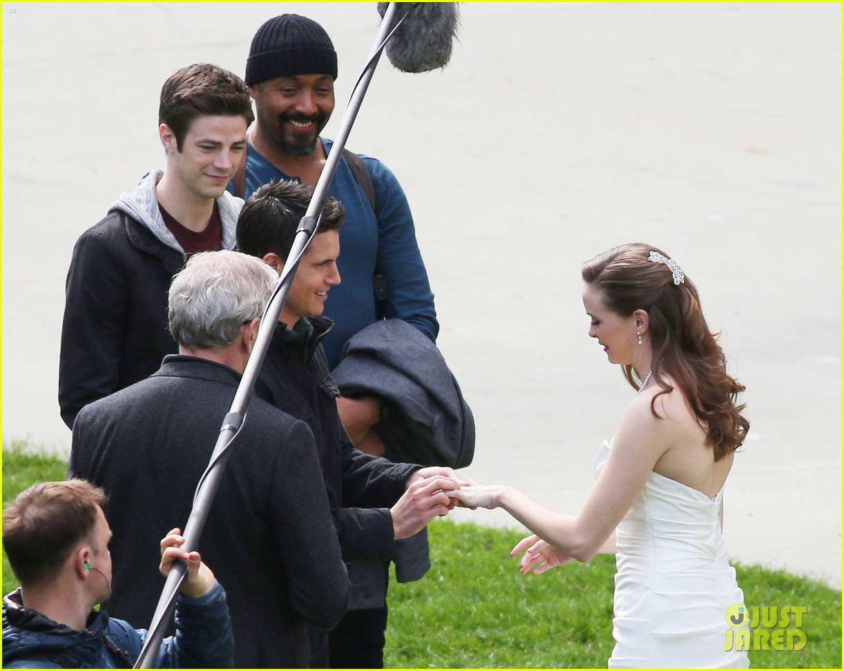 Victor Garber Attends [SPOILER]'s Wedding On 'The Flash': Photo 3339340 ...