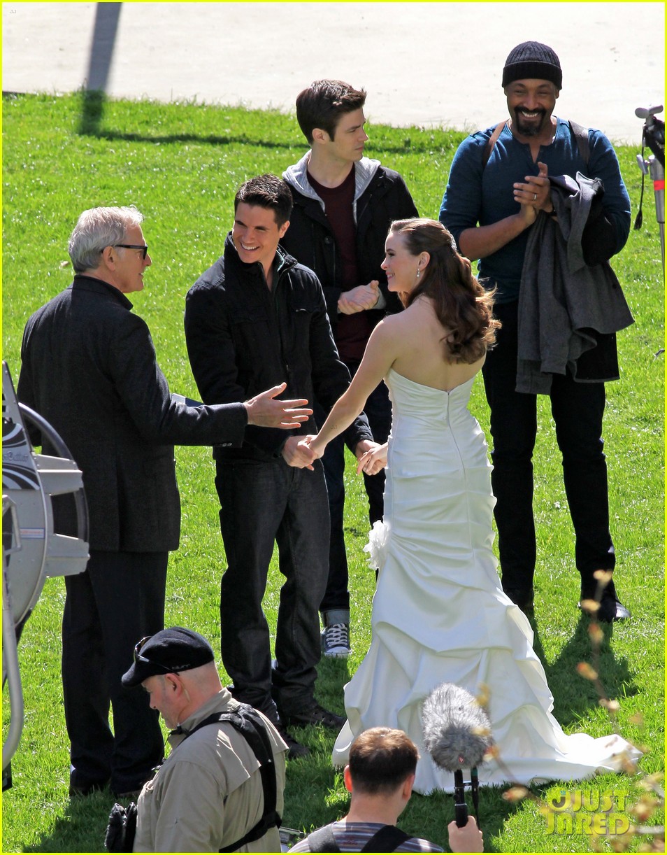 Victor Garber Attends [SPOILER]'s Wedding On 'The Flash': Photo 3339344 ...