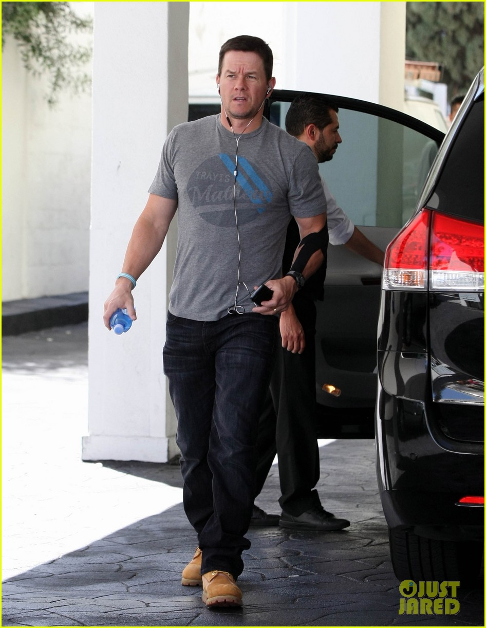 Mark Wahlberg Rocks an Arm Brace After an Injury: Photo 3350086 | Mark ...