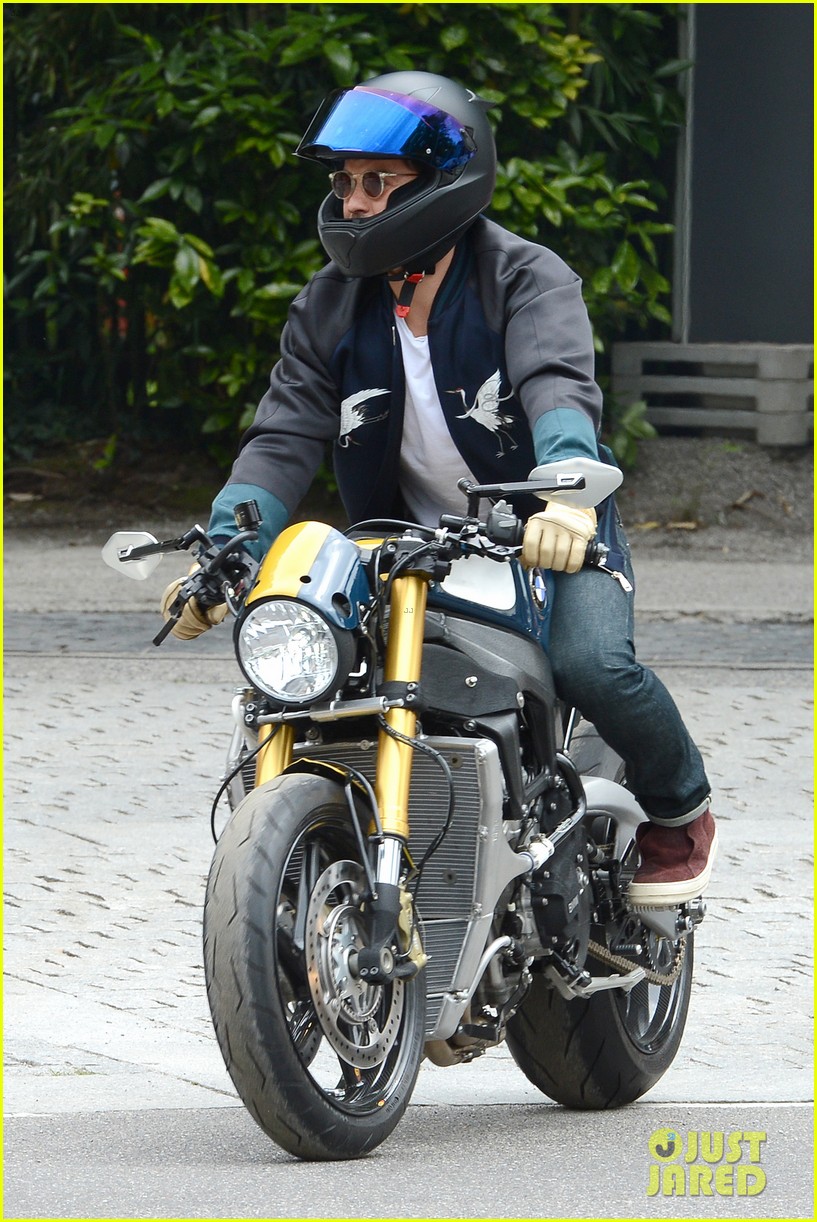 Orlando Bloom Promotes Custom BMW S 1000 R Motorcycle in Italy: Photo ...