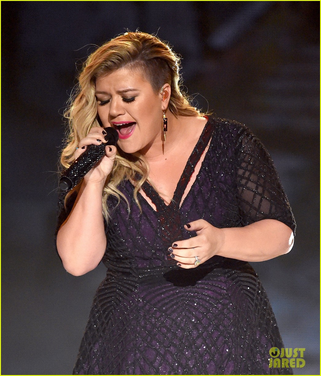 Kelly Clarkson Performs 'Invincible' at Billboard Music Awards 2015 ...
