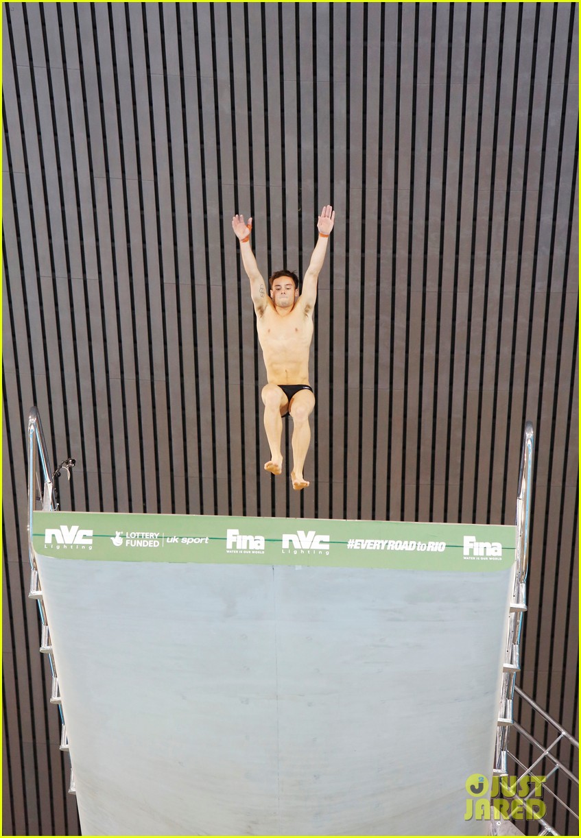 Tom Daley Shows Off Ripped Body After Winning Gold Medal!: Photo ...