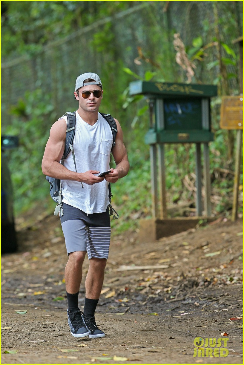 Zac Efron Looks So Ripped During Memorial Day Weekend: Photo 3378438 ...
