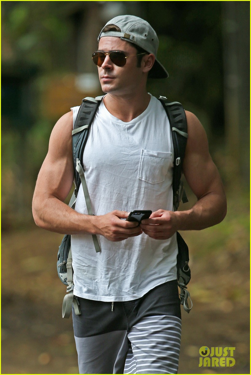 Zac Efron Looks So Ripped During Memorial Day Weekend: Photo 3378439 ...
