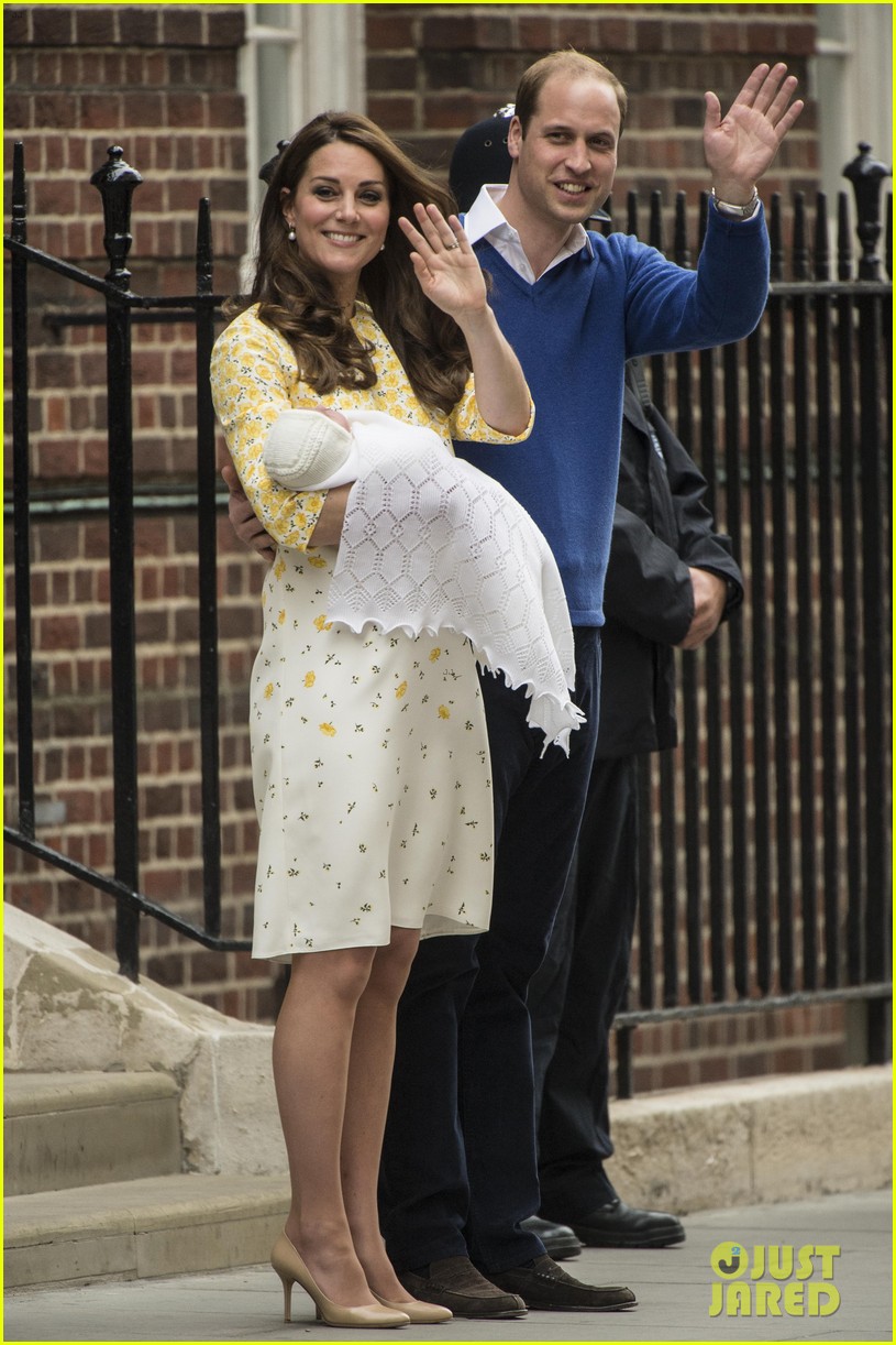 Royal Baby Girl's First Photos with Kate Middleton & Prince William ...