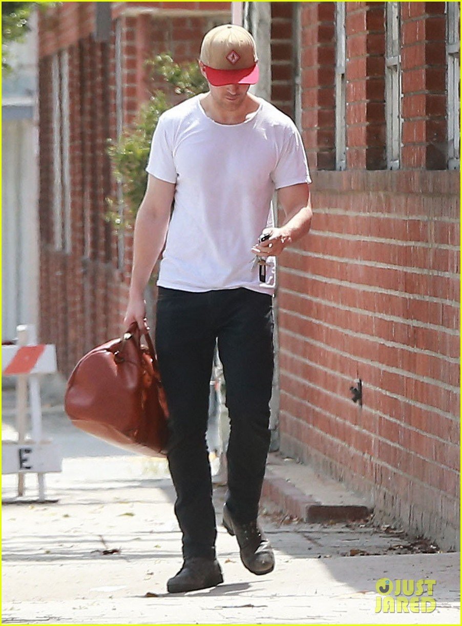 Ryan Gosling Shows Off His Toned Arms After a Gym Session: Photo ...