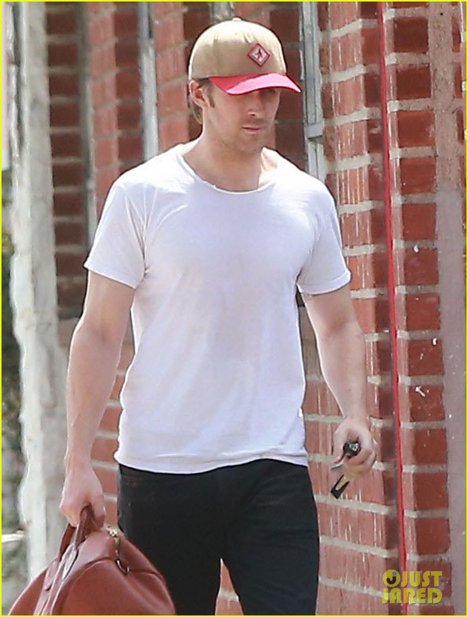 Ryan Gosling Shows Off His Toned Arms After a Gym Session: Photo ...