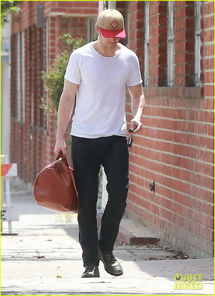 Ryan Gosling Shows Off His Toned Arms After a Gym Session: Photo ...