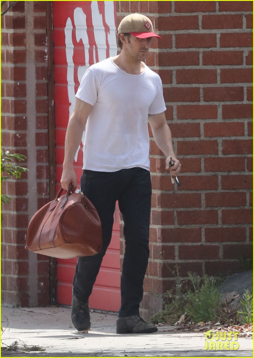 Ryan Gosling Shows Off His Toned Arms After a Gym Session: Photo ...