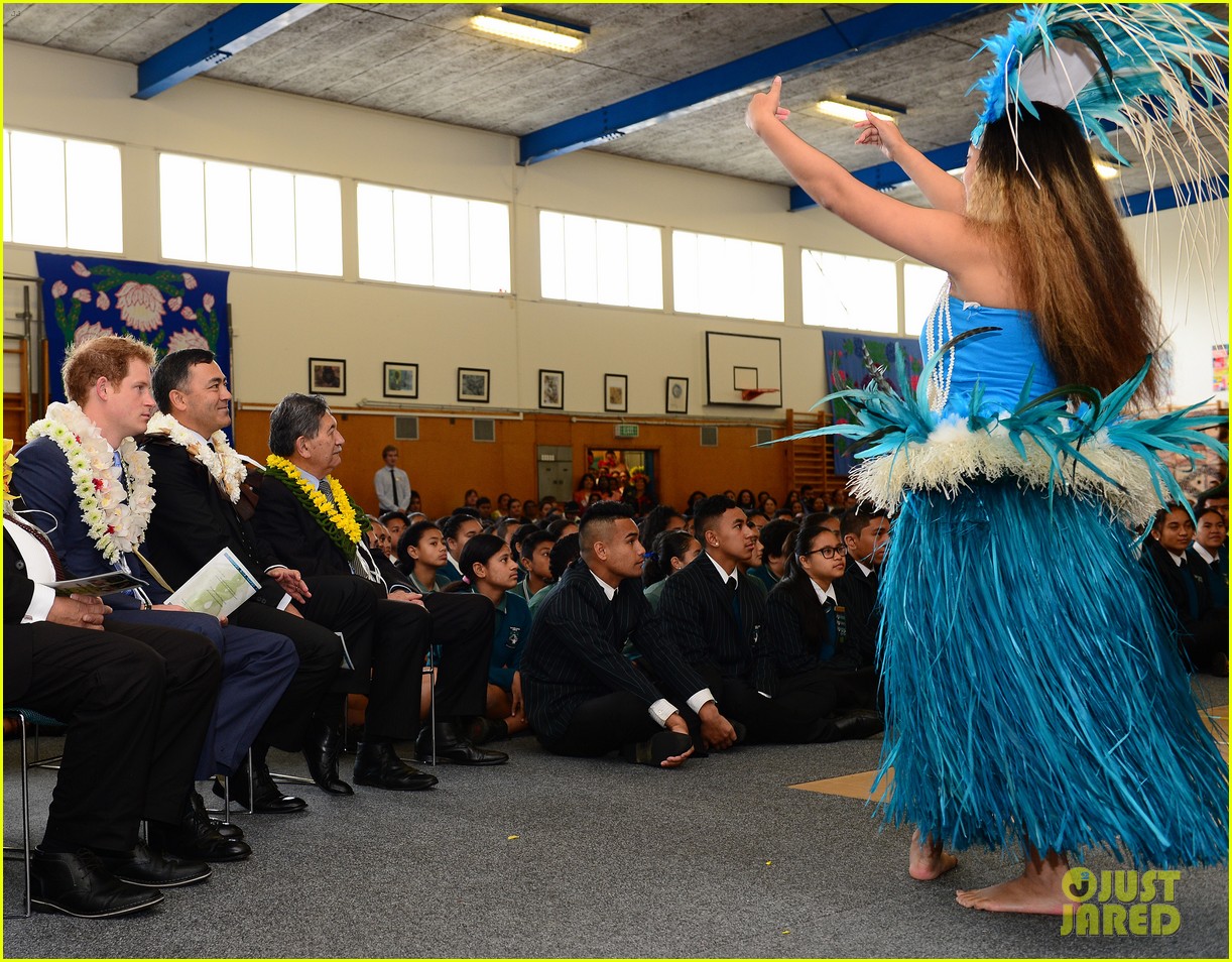 Prince Harry Plays Pool & Ping Pong in New Zealand: Photo 3370801 ...