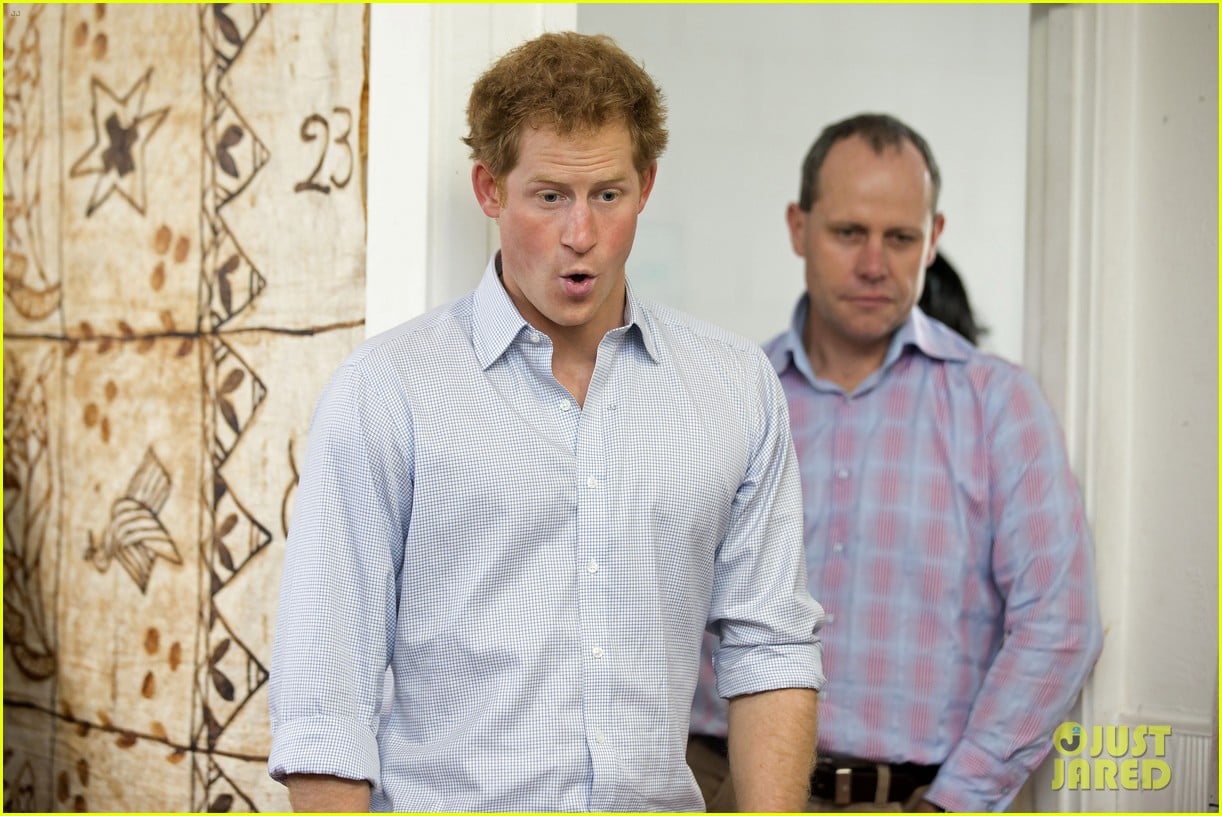 Prince Harry Plays Pool & Ping Pong in New Zealand: Photo 3370803 ...