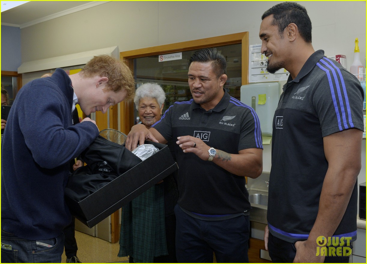 Prince Harry Plays Pool & Ping Pong in New Zealand: Photo 3370826 ...
