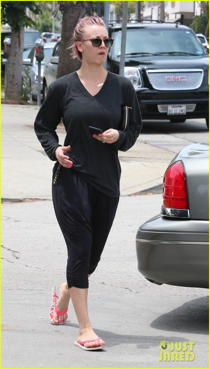 Kaley Cuoco Debuts Dyed Pink Hair & Eyebrows: Photo 3379265 | Kaley ...