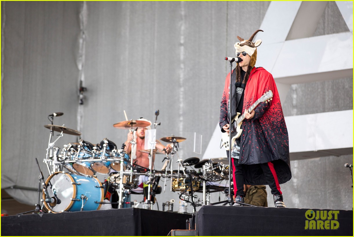 Jared Leto Performs in Crazy Outfit During Thirty Seconds to Mars ...