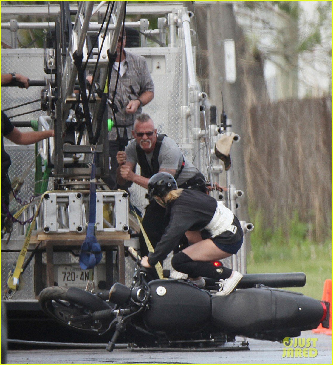 Margot Robbie Rehearses 'Suicide Squad' Motorcycle Scene: Photo 3379757 ...