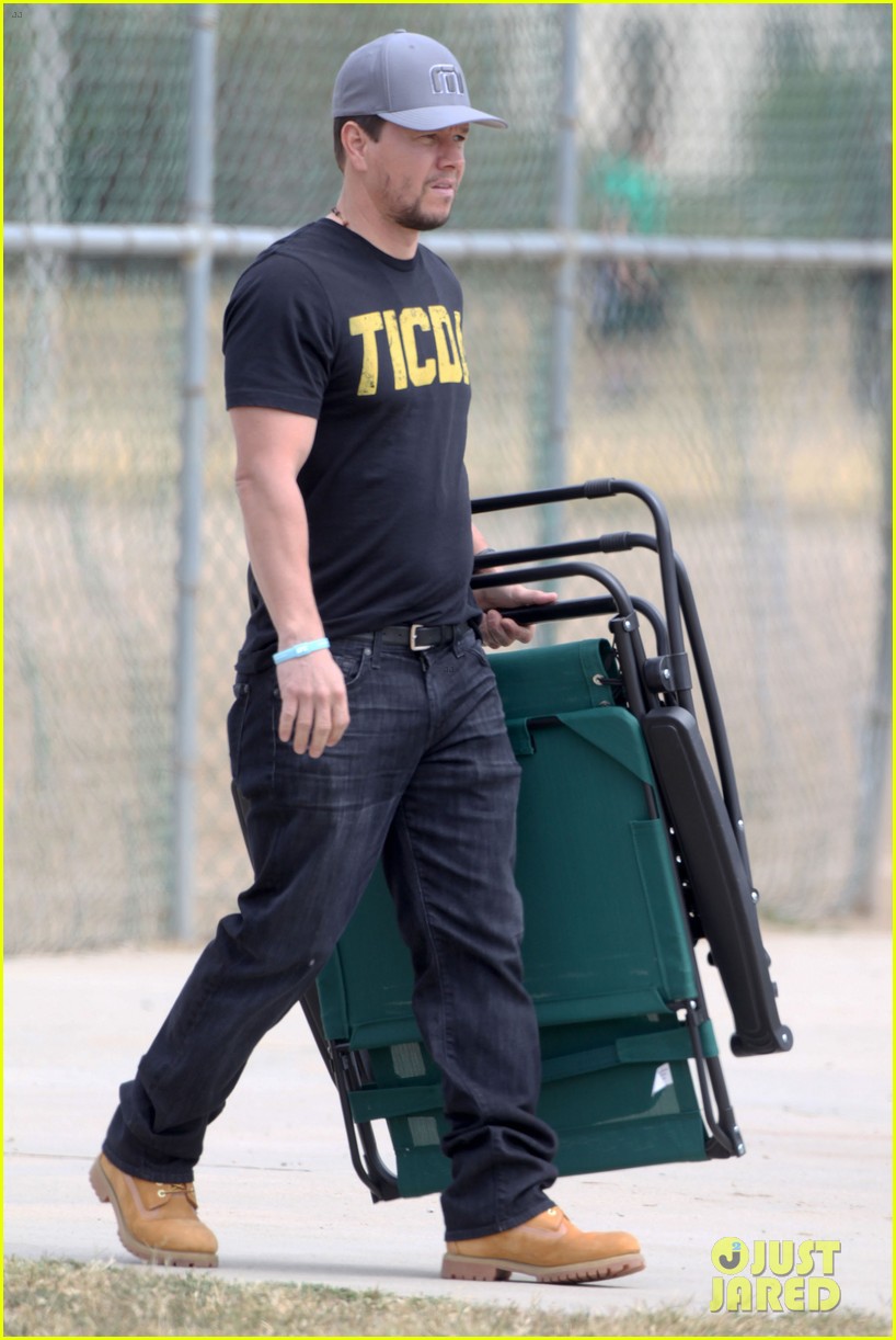 Mark Wahlberg & Julie Bowen Cheer on the Clippers in L.A.: Photo ...