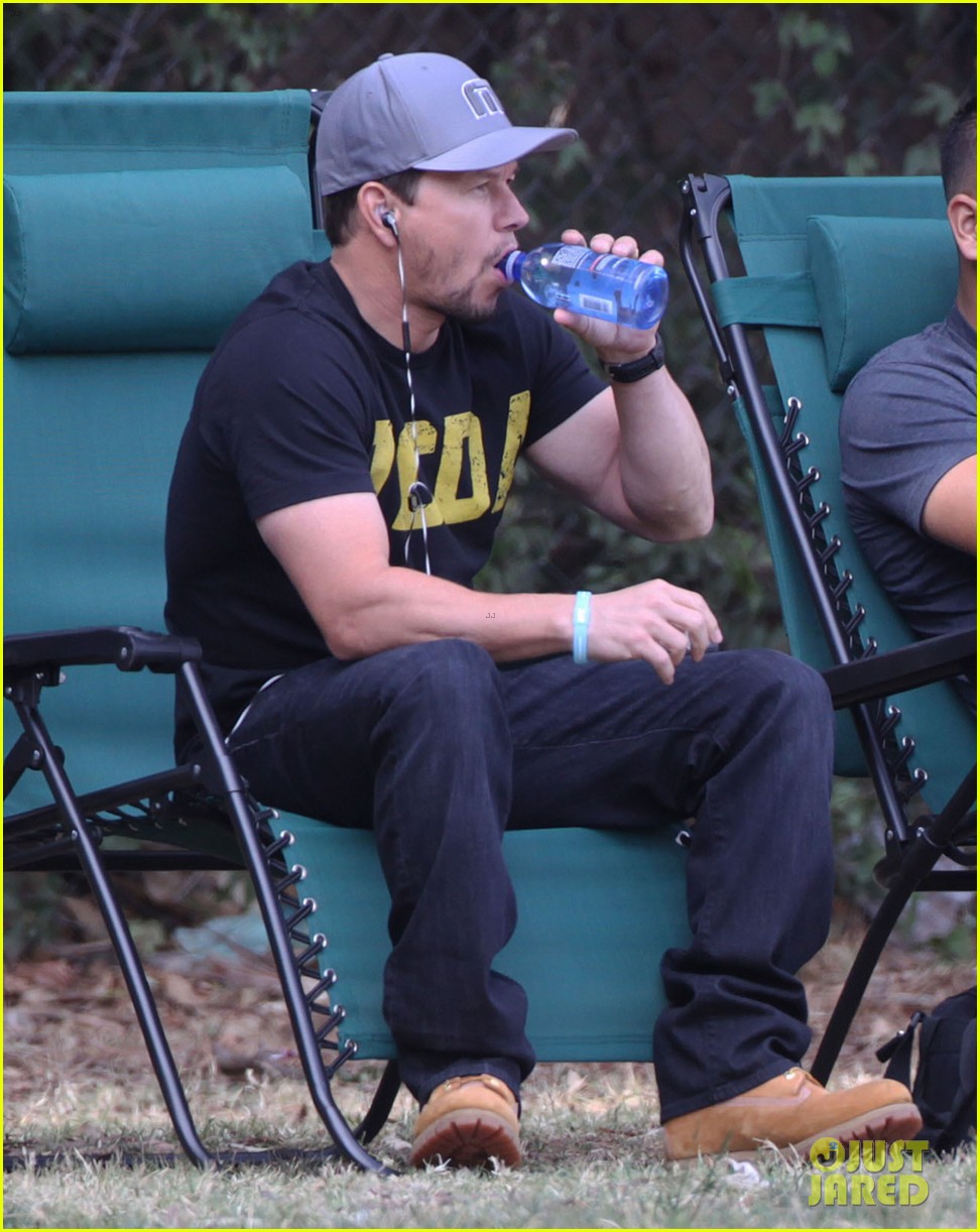 Mark Wahlberg & Julie Bowen Cheer on the Clippers in L.A.: Photo ...