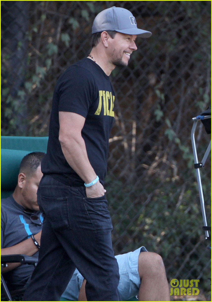 Mark Wahlberg & Julie Bowen Cheer on the Clippers in L.A.: Photo ...