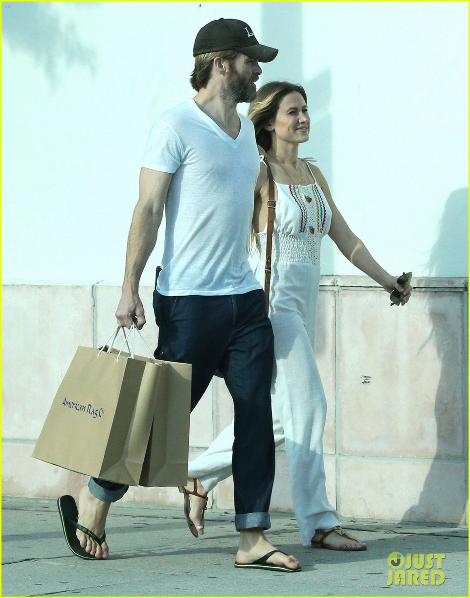 Chris Pine Kisses Girlfriend Vail Bloom During Romantic Lunch: Photo ...