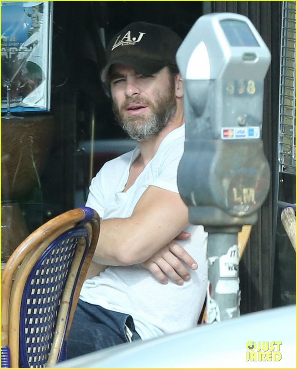 Chris Pine Kisses Girlfriend Vail Bloom During Romantic Lunch: Photo ...