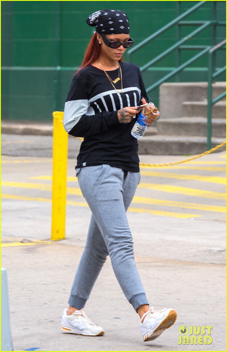 Rihanna Steps Out Before 'Saturday Night Live' : Photo 3371318 ...