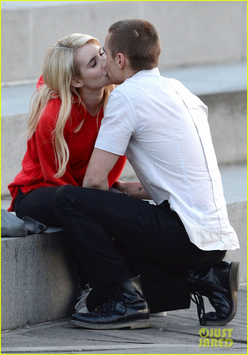 Emma Roberts & Dave Franco Share Big Smooch On 'Nerve' Set in Brooklyn!: Photo 3359931 | Dave ...