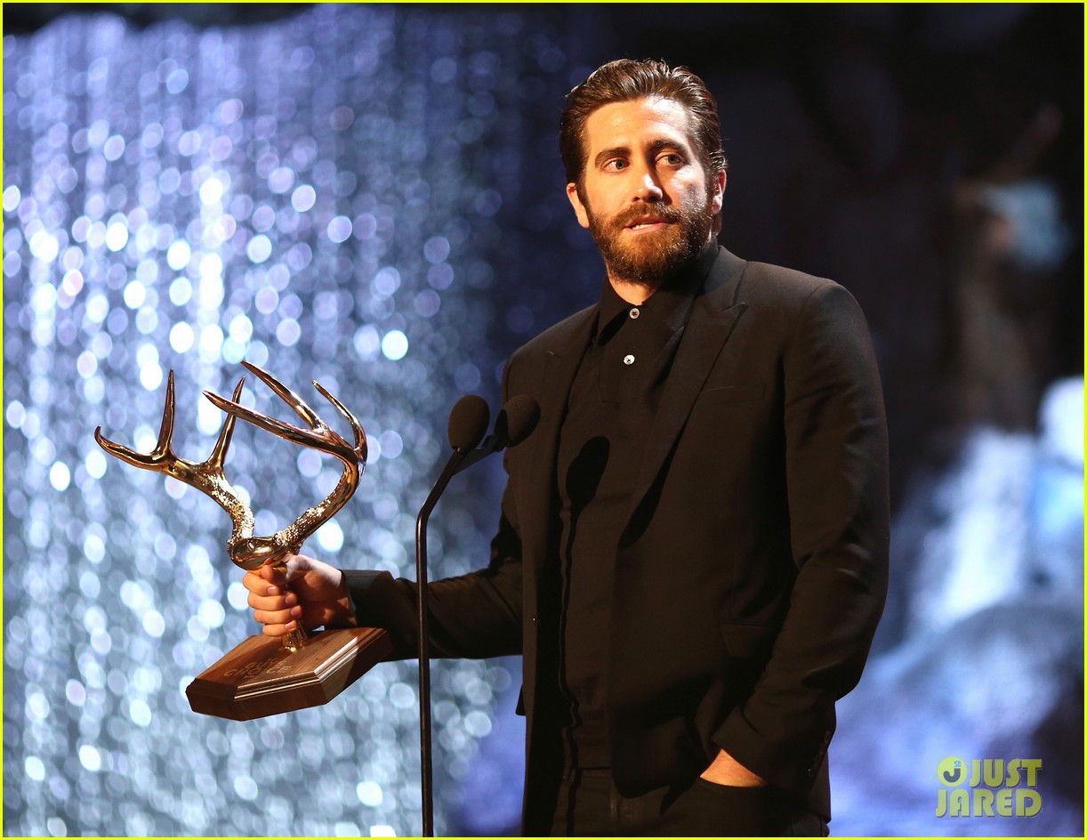Jake Gyllenhaal Receives Award from Rachel McAdams at Guys Choice ...