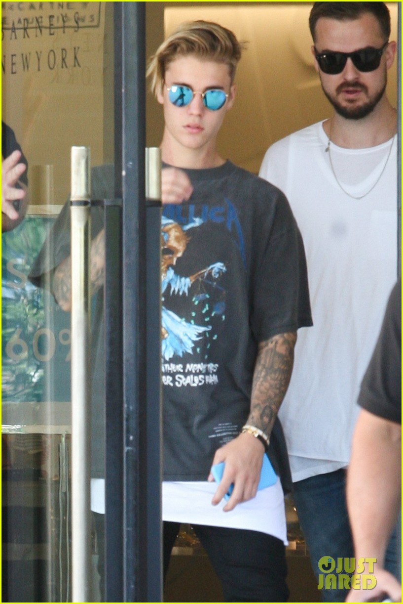Justin Bieber Treats His Family To A Day At Disneyland: Photo 3398176 ...