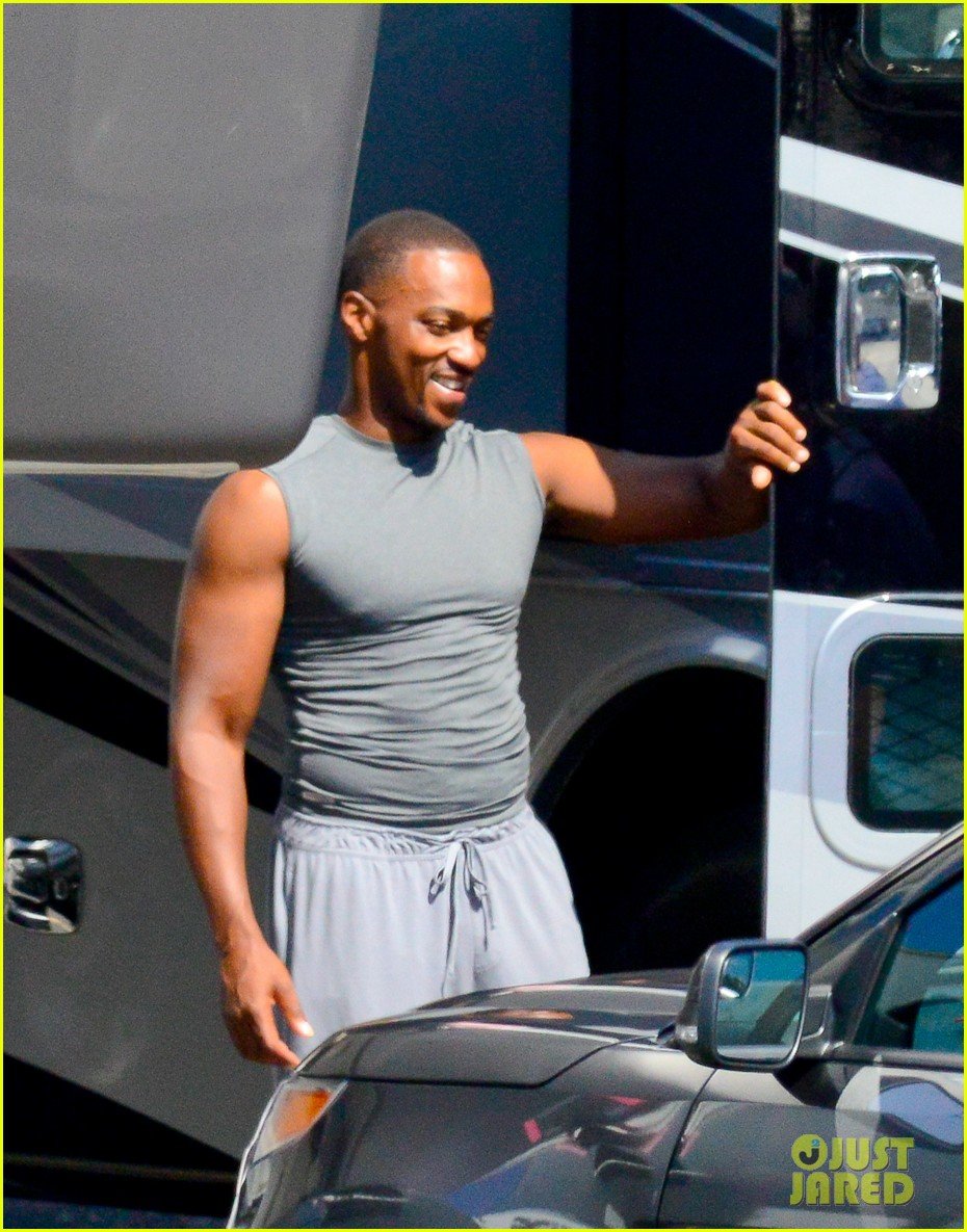 Anthony Mackie's Buff Biceps Take Over 'Captain America' Set: Photo ...