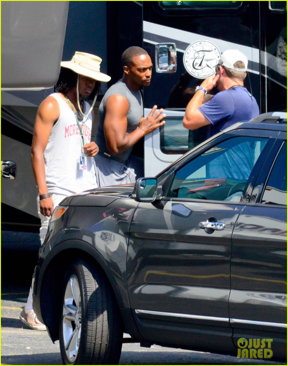 Anthony Mackie's Buff Biceps Take Over 'Captain America' Set: Photo ...