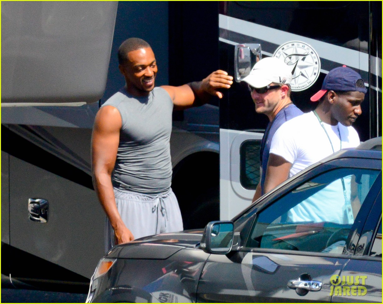 Anthony Mackie's Buff Biceps Take Over 'Captain America' Set: Photo ...
