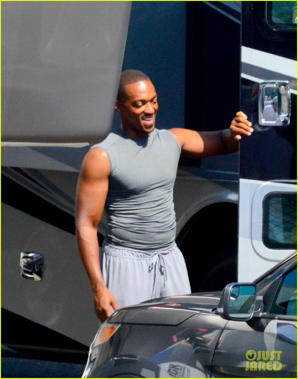 Anthony Mackie's Buff Biceps Take Over 'Captain America' Set: Photo ...