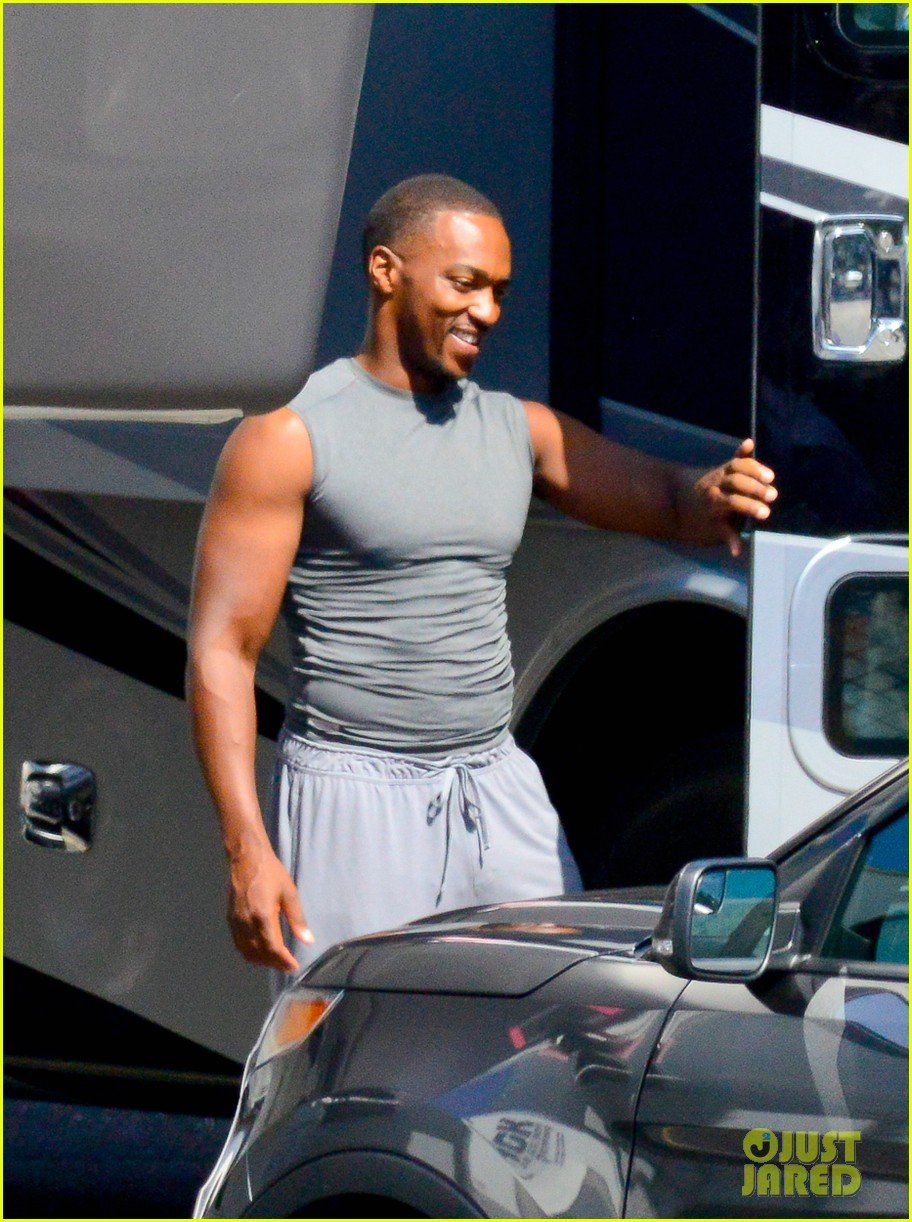 Anthony Mackie's Buff Biceps Take Over 'Captain America' Set: Photo ...