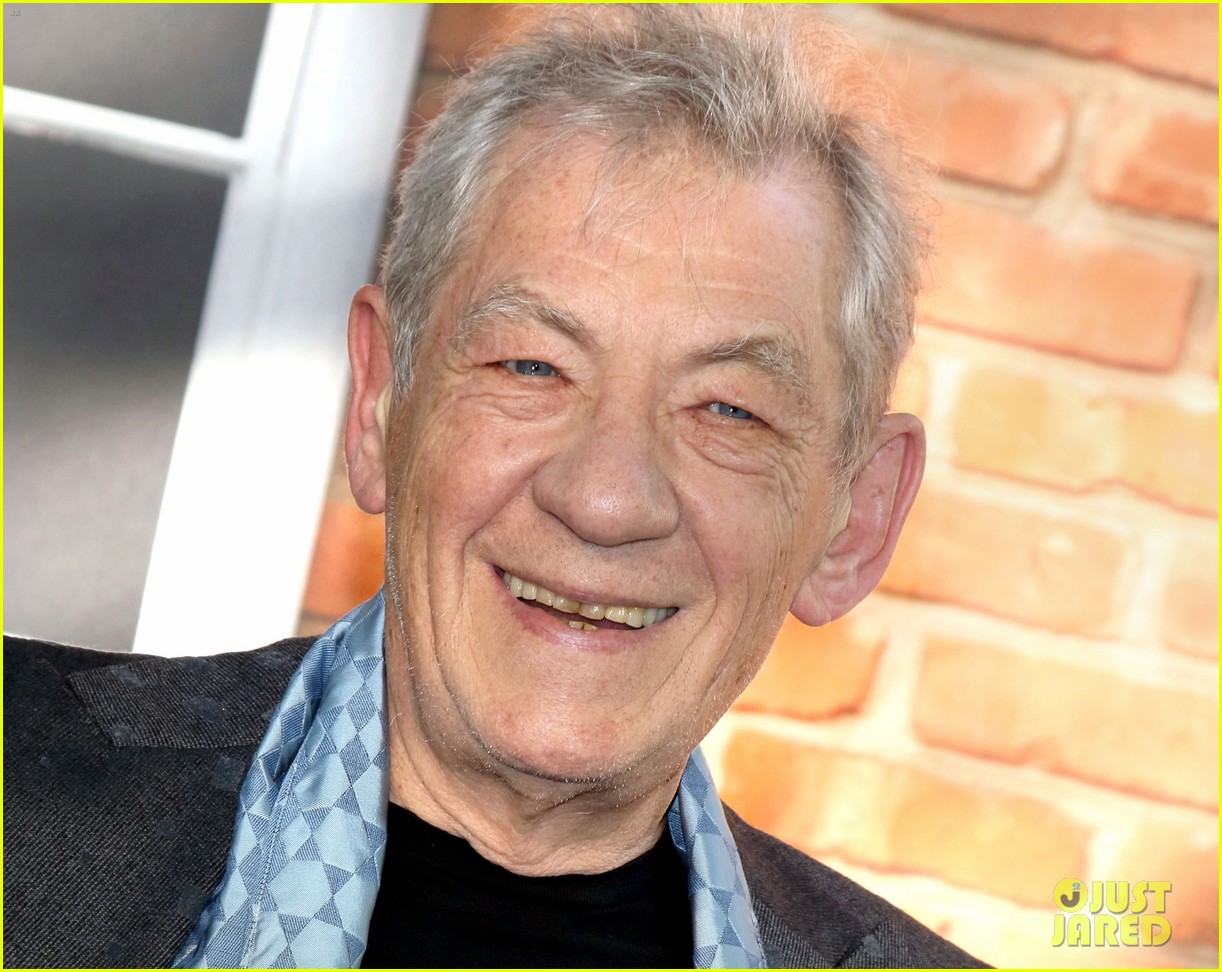 Ian McKellen & Patrick Stewart Share Friendly Kiss on the Lips: Photo ...