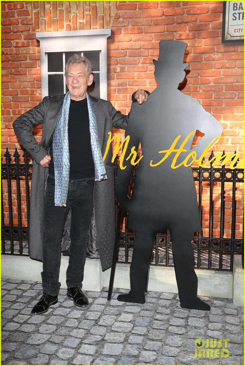 Ian McKellen & Patrick Stewart Share Friendly Kiss on the Lips: Photo ...