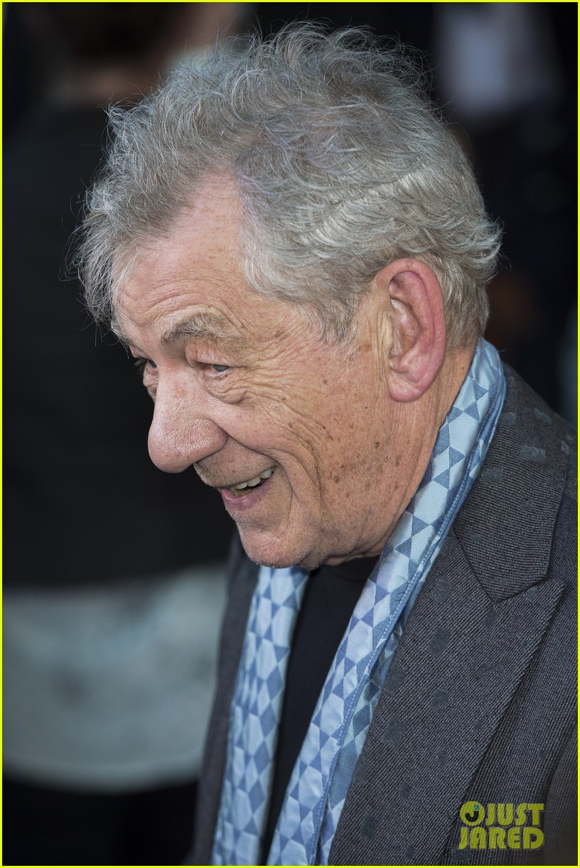 Ian McKellen & Patrick Stewart Share Friendly Kiss on the Lips: Photo ...