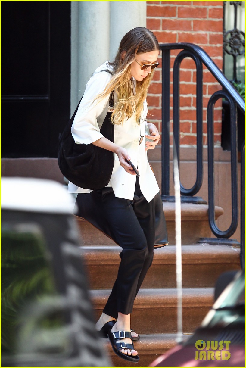 Elizabeth Olsen Stuns at 'Avengers: Age of Ultron' Japan Premiere ...