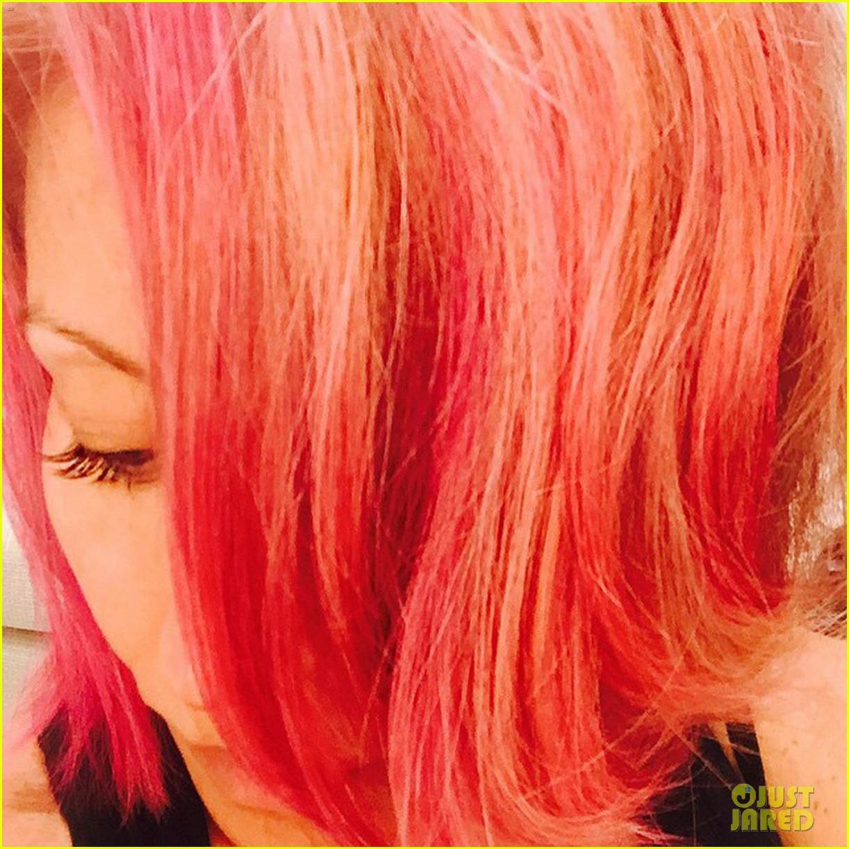 Kelly Ripa Debuts Pink Hair On 'Live With Kelly & Michael': Photo ...