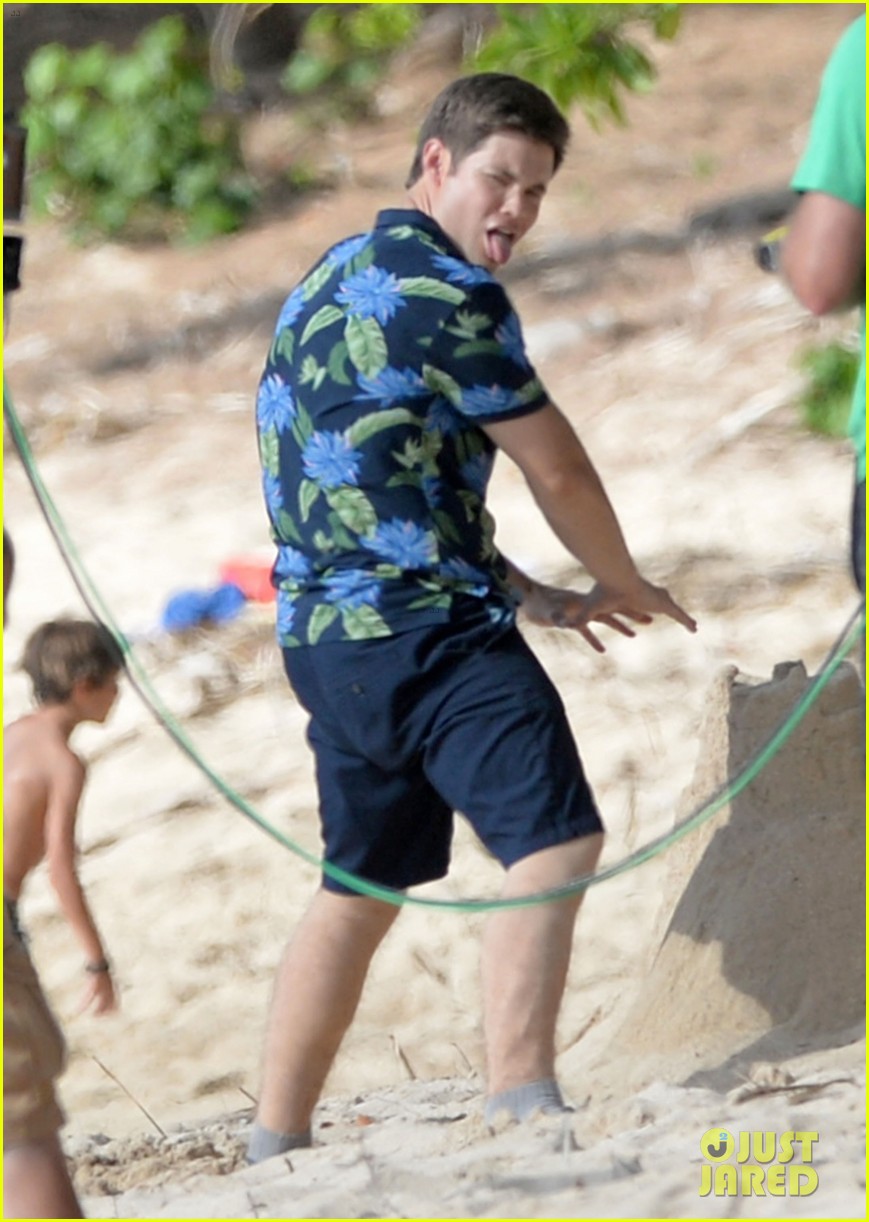 Zac Efron & Adam Devine Film Beach Argument in Hawaii: Photo 3393065 ...